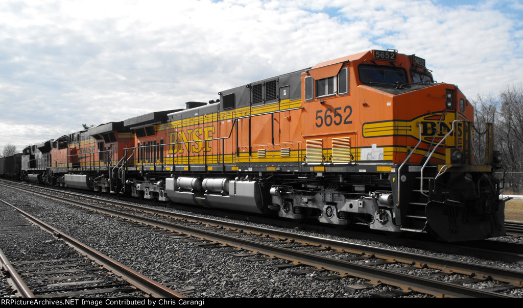 BNSF 5652 on NS 506